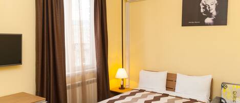 Quarto triplo conforto, sacada | Espaço de trabalho para notebook, cortinas blackout