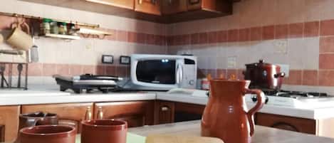 Um frigorífico no espaço comum, um micro-ondas no espaço comum