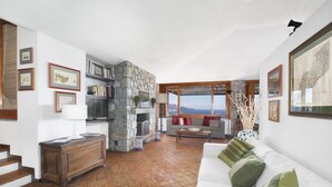 Apartamento, 6 quartos | Sala de estar | TV de ecrã plano, lareira 