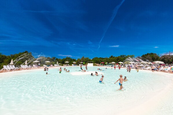 Piscina exterior sazonal, guarda-sóis, espreguiçadeiras