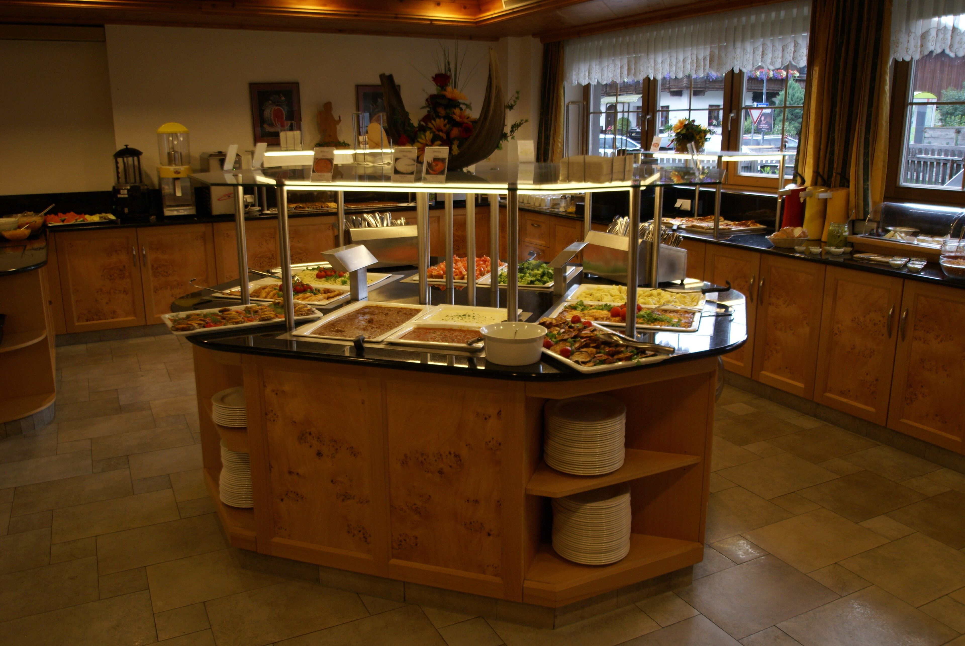 Disposição de buffet com diversos alimentos e um espaço para autoatendimento.