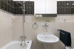 Apartamento Comfort | Casa de banho | Toalhas fornecidas, sabão, champô, papel higiénico 