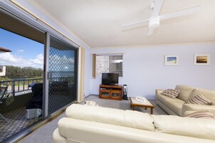 Quarto | Sala de estar | TV de tela plana, DVD player