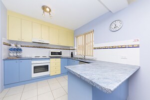 Quarto | Cozinha privada | Geladeira grande, micro-ondas, fogão, cooktop