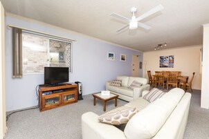 Quarto | Área de estar | TV de tela plana, DVD player