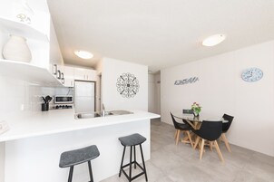 Quarto | Cozinha privada | Geladeira grande, micro-ondas, fogão, cooktop