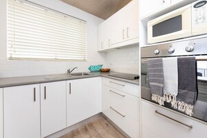 Quarto | Cozinha privada | Geladeira grande, micro-ondas, fogão, cooktop