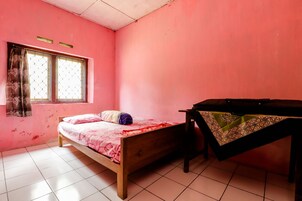 Quarto Duplo Standard, casa de banho partilhada | Secretária