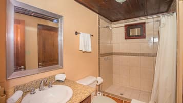 Apartamento, 2 quartos | Casa de banho | Toalhas fornecidas