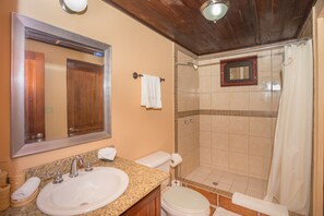 Apartamento, 2 quartos | Casa de banho | Toalhas fornecidas 