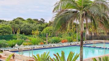 2 piscinas exteriores, guarda-sóis