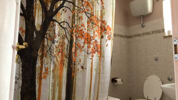 Quarto casal panorâmico, suíte | Banheiro | Produtos de toalete grátis, secador de cabelo, bidê, toalhas de banho