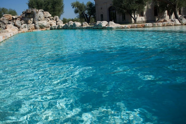 Piscina exterior, espreguiçadeiras