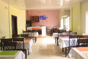 Café da manhã, almoço e jantar; local e internacional 