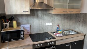 Apartamento | Cozinha privada | Um frigorífico, um micro-ondas, um forno, uma placa de cozinha