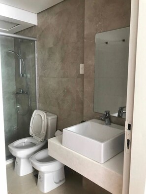 Apartamento luxo, 2 quartos, banheiro privativo | Banheiro | Chuveiro, toalhas de banho