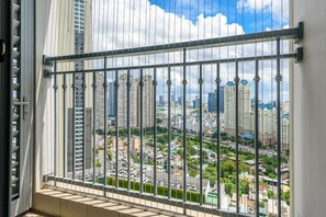 Estúdio Deluxe, 1 cama de casal, Vista para a cidade | Sala de estar | Smart TV de 55 polegadas com canais digitais, televisor 