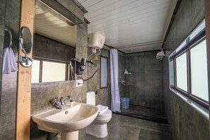 Premium Triple | Casa de banho | Um polibã, um chuveiro fixo, artigos de higiene pessoal grátis 