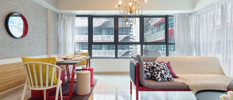 Apartamento urbano, 2 quartos | Área de estar | TV de tela plana