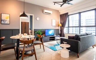 Apartamento luxo, 2 quartos | Área de estar | TV de tela plana