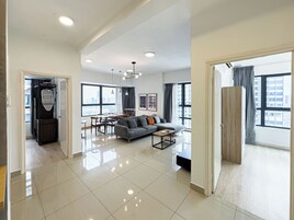 Apartamento Comfort, 3 quartos, não fumadores, Vista para a cidade | Sala de estar | TV de ecrã plano