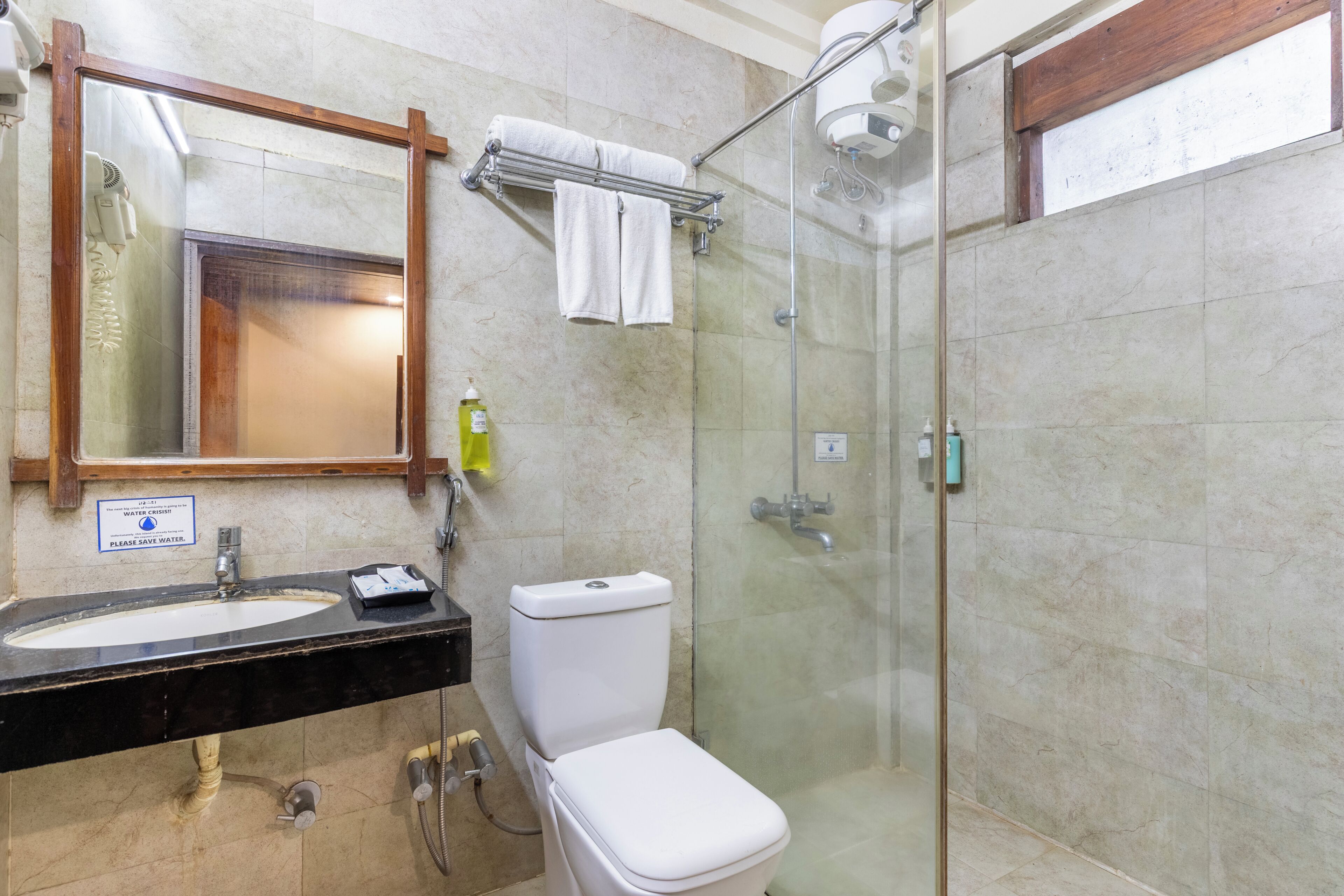Quarto Nobre | Casa de banho | Um polibã, artigos de higiene pessoal grátis, toalhas fornecidas 