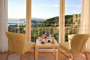 Double Room With The Lake View | Secretária, ferro/tábua de engomar, Wi-fi grátis 