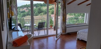 Double Room With The Lake View | Sala de estar | TV de ecrã plano 