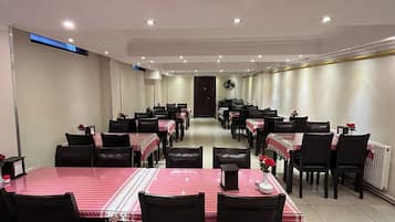 Café da manhã com buffet grátis todos os dias