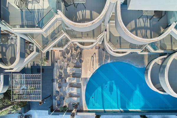 Piscina interior, piscina exterior sazonal