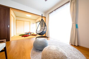 Vila, 4 quartos | Área de estar | TV de tela plana 32 polegadas com canais a cabo, TV