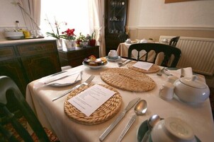 Café da manhã feito na hora grátis todos os dias
