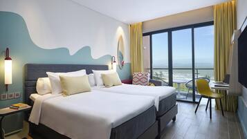 Quarto premium, 2 camas de solteiro, sacada, vista para o mar | Roupas de cama premium, frigobar, cofres nos quartos, escrivaninha