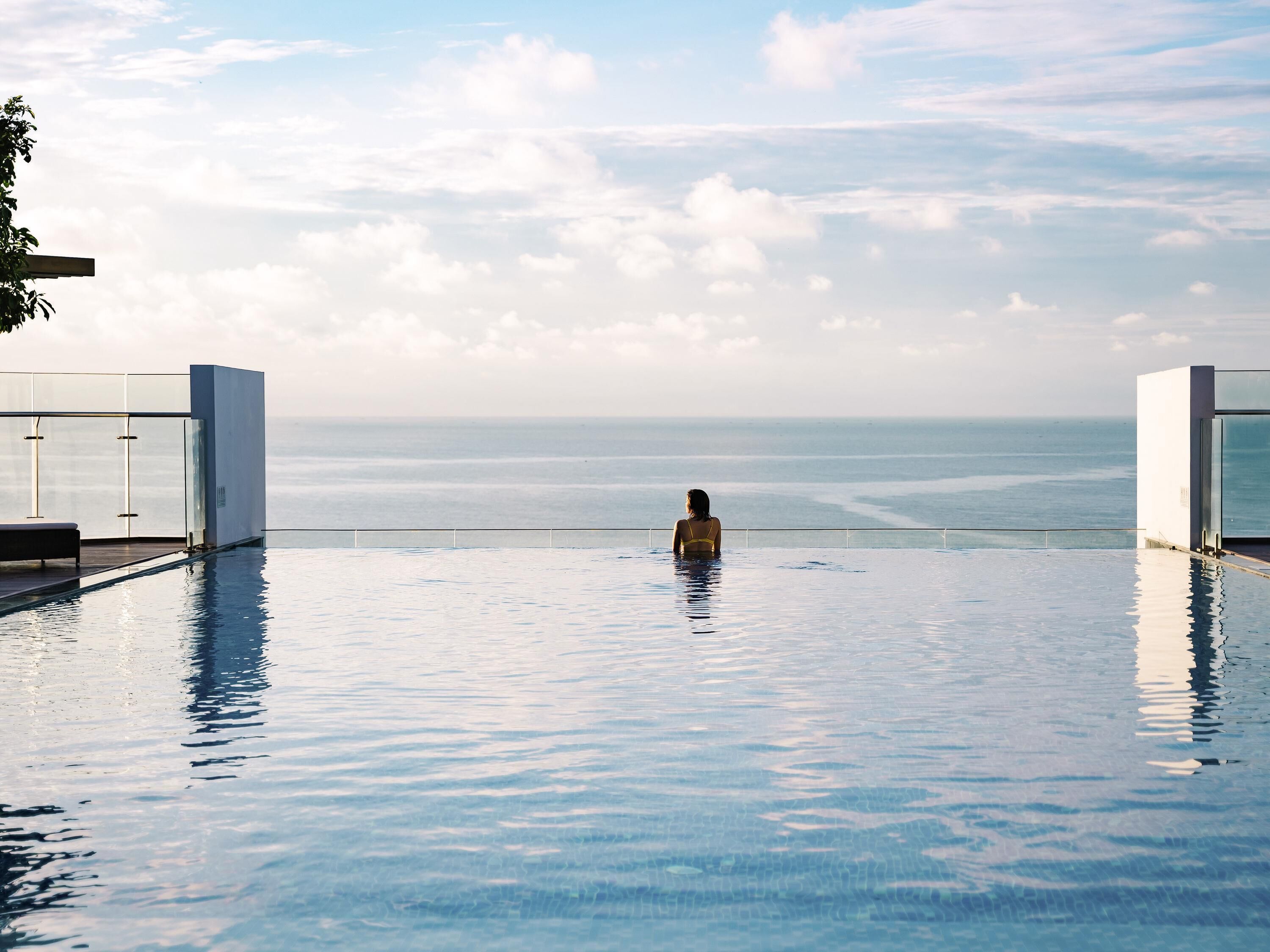 Piscina externa, funciona das 6h30 às 18h, guarda-sóis, espreguiçadeiras