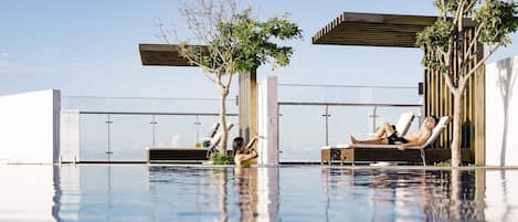 Piscina externa, funciona das 6h30 às 18h, guarda-sóis, espreguiçadeiras