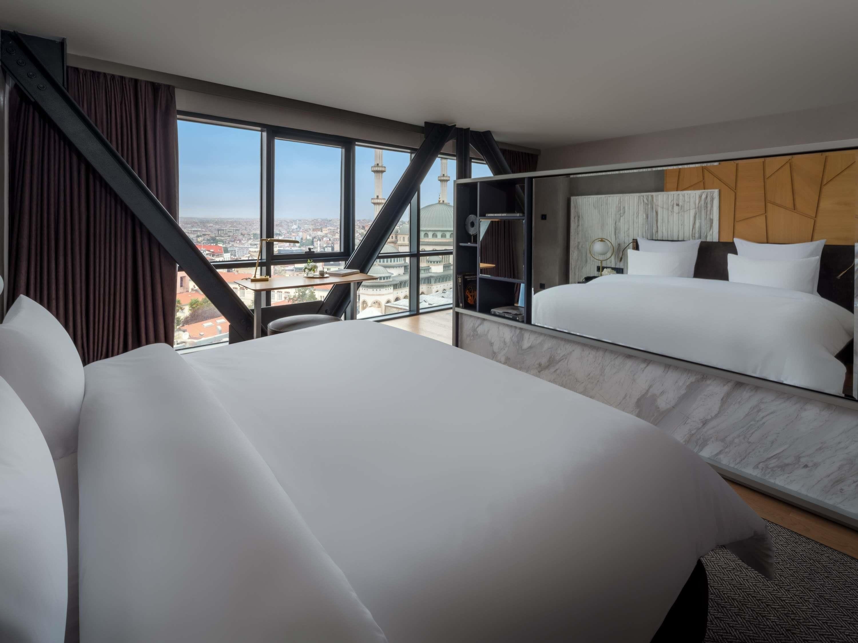 Suite Signature, 1 cama king-size (Taksim Sq.View, Club Millesime Access) | Minibar, cofre no quarto, secretária 