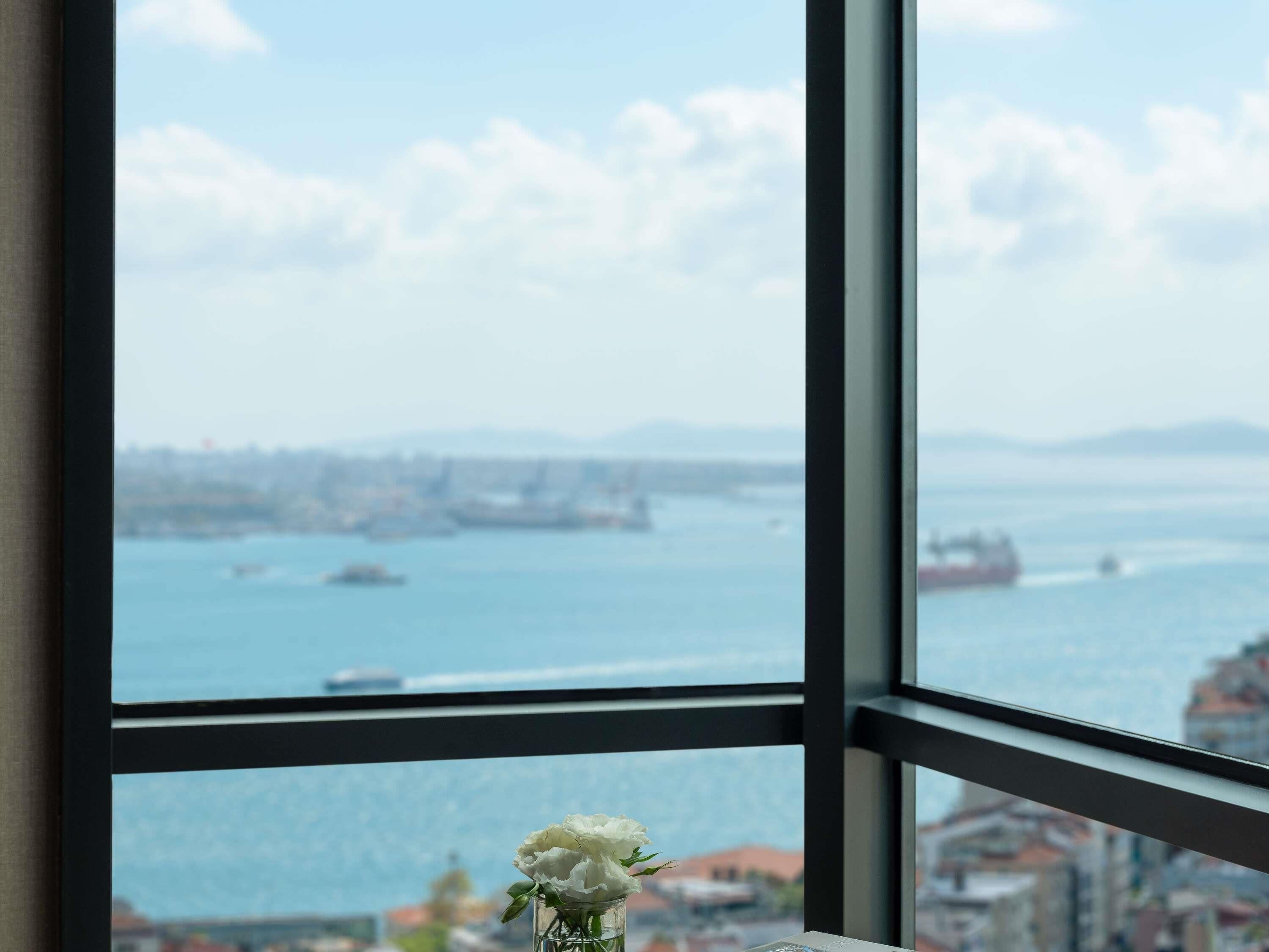 Minibar, cofre no quarto, secretária 