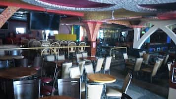 Pequenos-almoços servidos, cozinha local e internacional