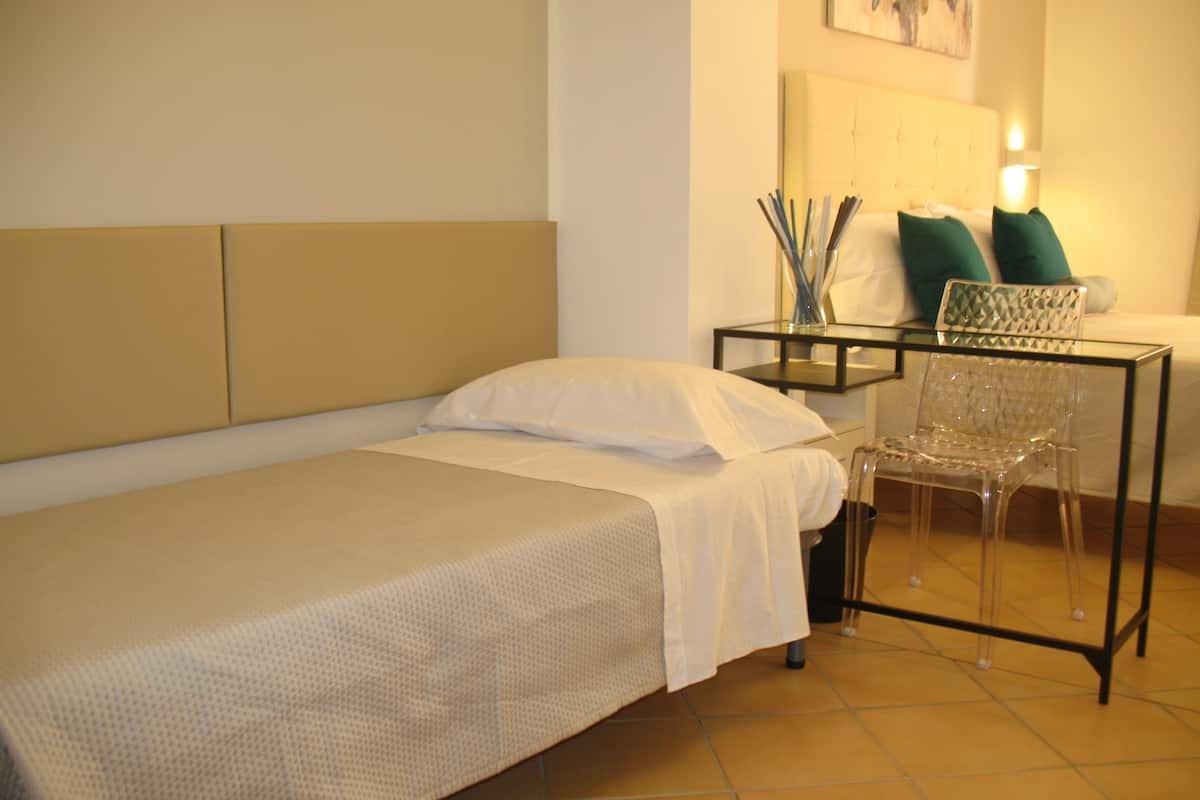 Quarto triplo clássico, terraço | Camas com colchões de espuma com sistema de memória, frigobar