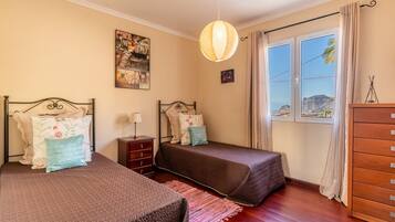 Apartamento, 2 quartos, varanda, vista para o mar | Ferro/tábua de engomar, berços/camas para crianças grátis