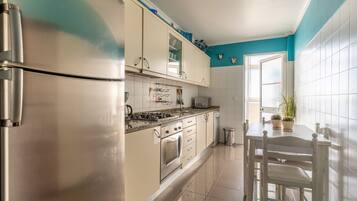 Apartamento, 2 quartos, varanda, vista para o mar | Cozinha privada | Um frigorífico/congelador grande, um micro-ondas, um forno
