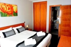 Apartamento (2 Bedrooms) | 2 quartos, ferros/tábuas de passar roupa, Wi-Fi de cortesia