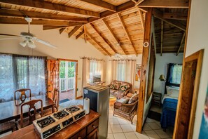 Roupa de alta qualidade, camas de colchão pillowtop, cofre no quarto 