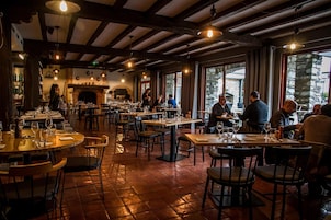 Almoços e jantares servidos, incluindo cozinha local 