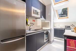 Apartamento de Luxo, 2 quartos | Cozinha privada | Um frigorífico/congelador grande, um micro-ondas, um forno 