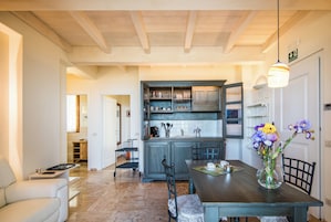 Apartamento Panorâmico, vista para a colina (4) | Cozinha privada | Uma máquina de café expresso, uma cafeteira/bule, um frigorífico