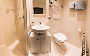 Quarto casal básico | Pia do banheiro