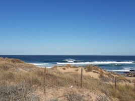 Perto da praia, areia branca, barracas de praia (sobretaxa) 