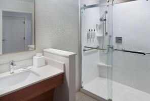 Quarto, 1 cama king-size (Mobility Accessible, Roll-In Shower) | Casa de banho | Artigos de higiene pessoal grátis, um secador de cabelo 