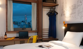 Quarto, 2 camas de solteiro | Escrivaninha, cortinas blackout, quartos à prova de som